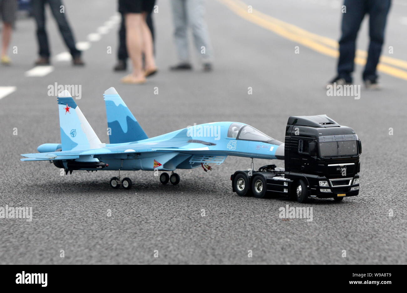Chinese aeromodellers look at a model of the Su-34 (Su34) fighter ...