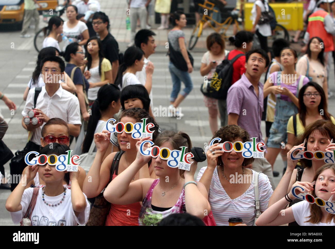 --FILE--Chinese residents and foreign tourists wearing Google ...