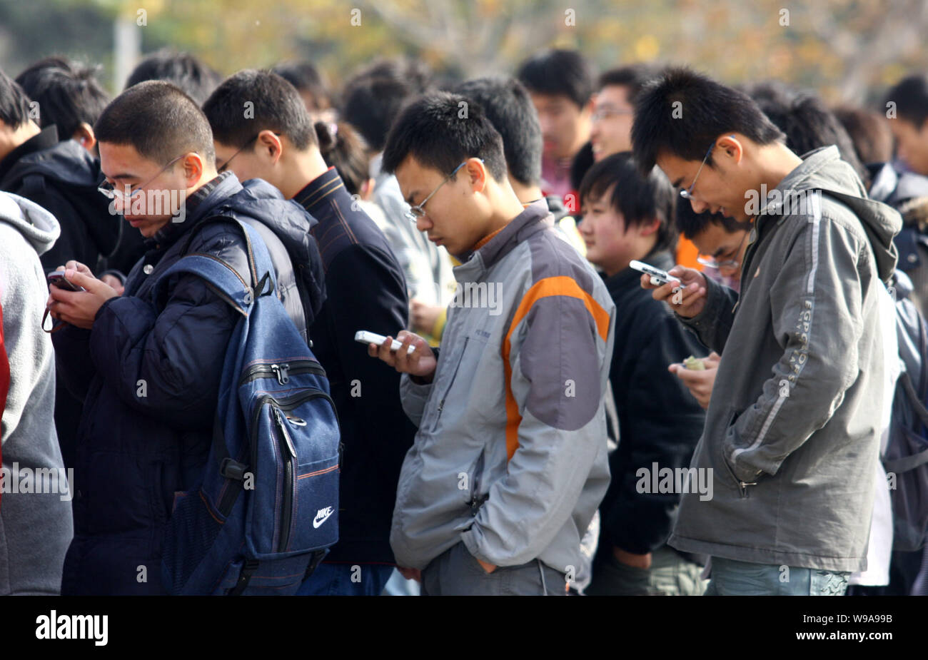 Chinese students use their mobile phones in Weifang city, east Chinas ...