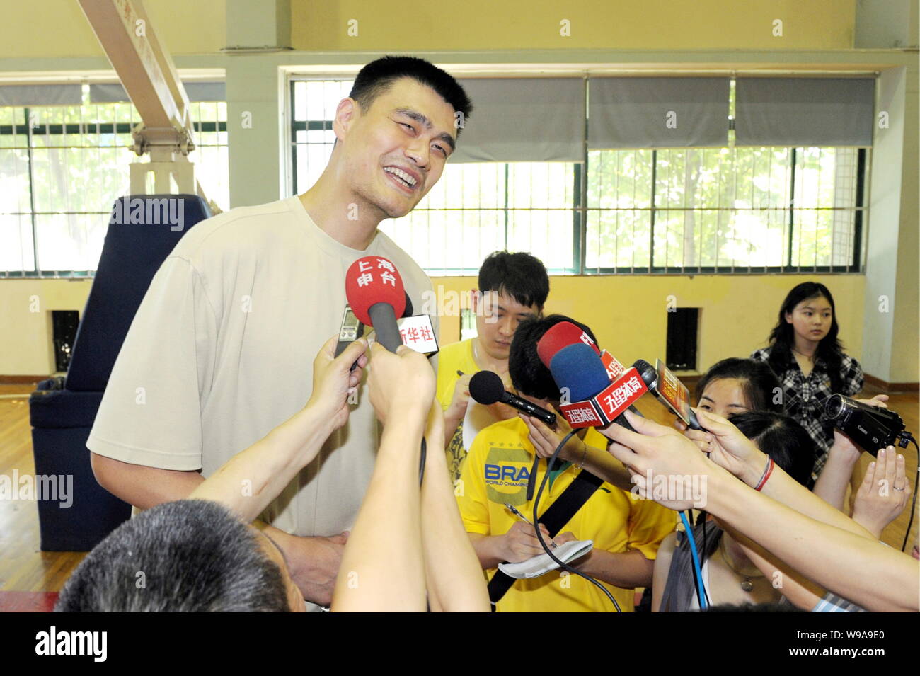 Yao ming center houston rockets hi-res stock photography and images - Alamy