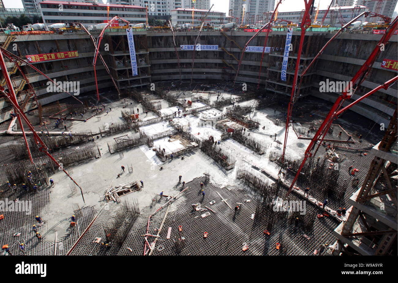 Chinese construction workers concrete the foundation of the Shanghai ...