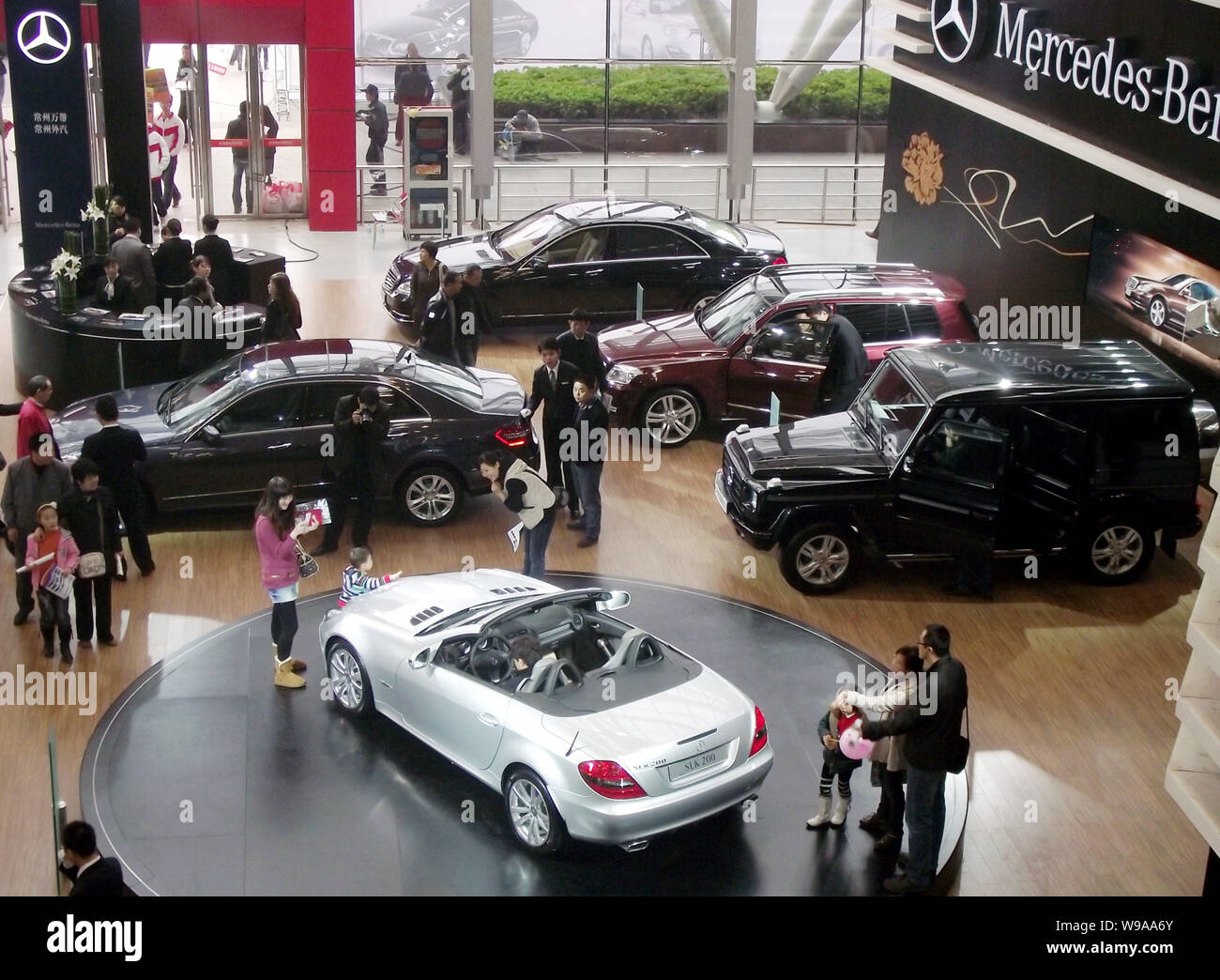 Mercedes benz manufacturing plant hi-res stock photography and images ...