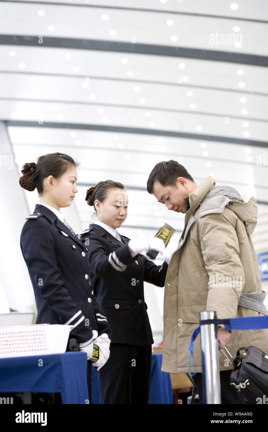 Security scans hi-res stock photography and images - Alamy