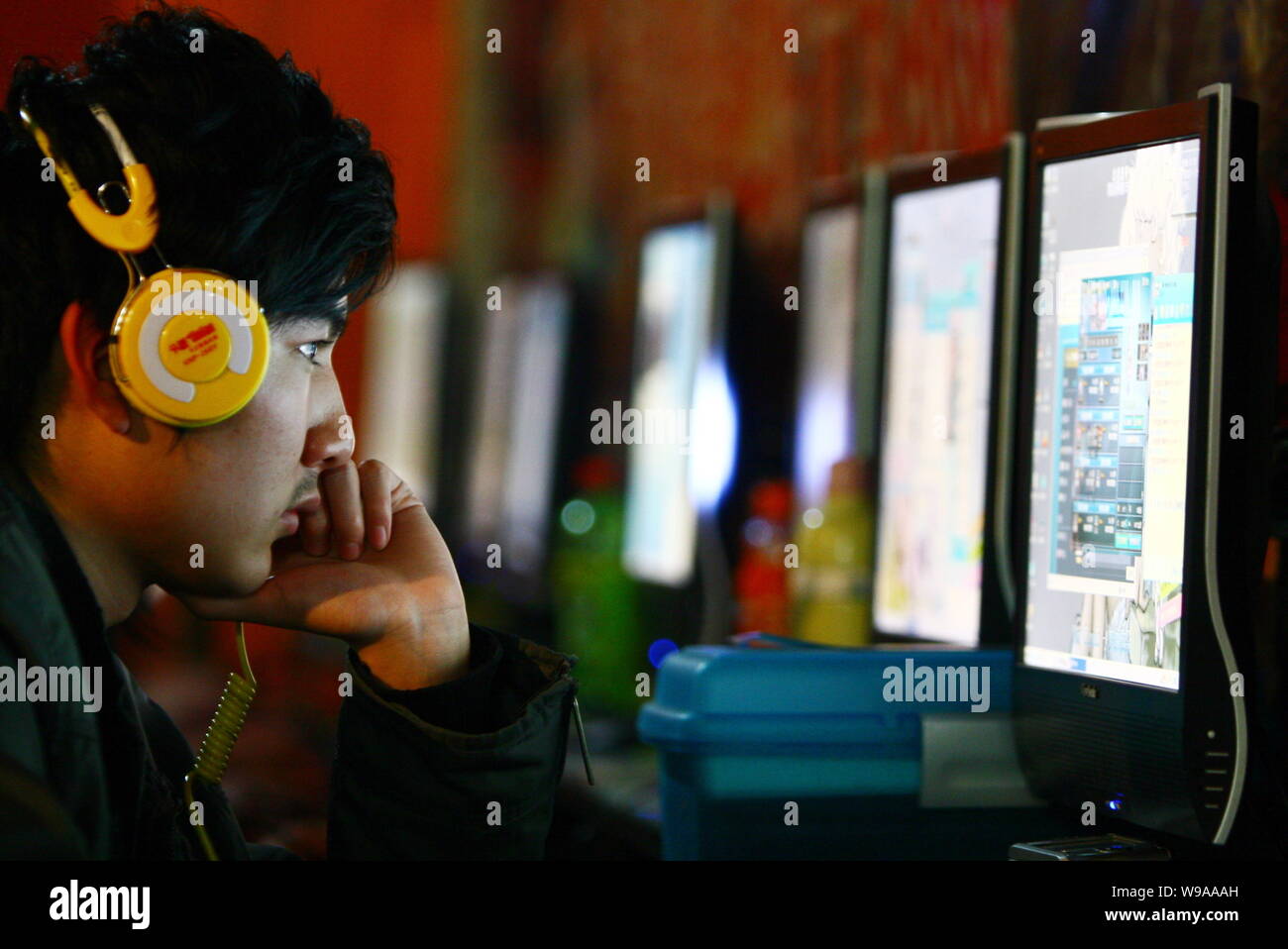 Cyber cafe china hi-res stock photography and images - Alamy