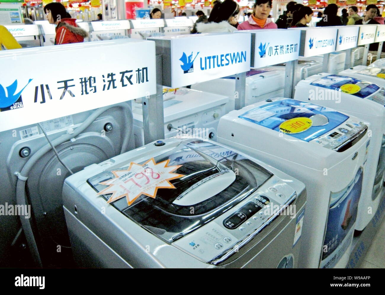 --FILE--Chinese customers shop for Little Swan waching machines at a ...