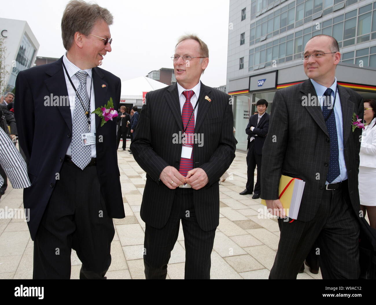 Dr.-Ing. Hans-Peter Leimer, center, Head of the Pavilion of Innovations ...
