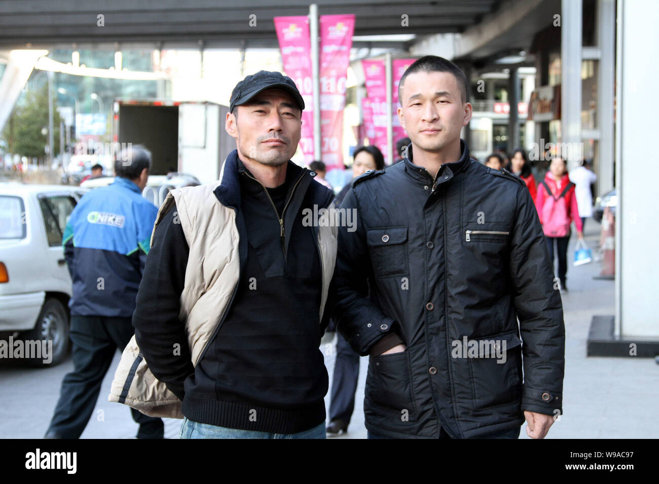 Chinese migrant workers and Internet singers Liu Gang, right, and Wang ...