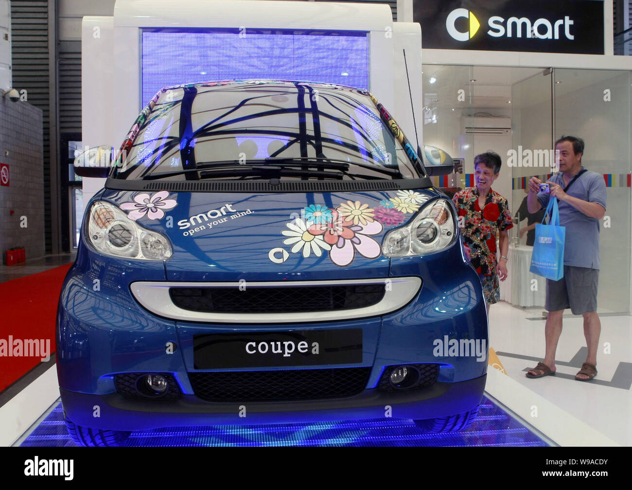 Smart car mercedes benz daimler hi-res stock photography and images - Alamy