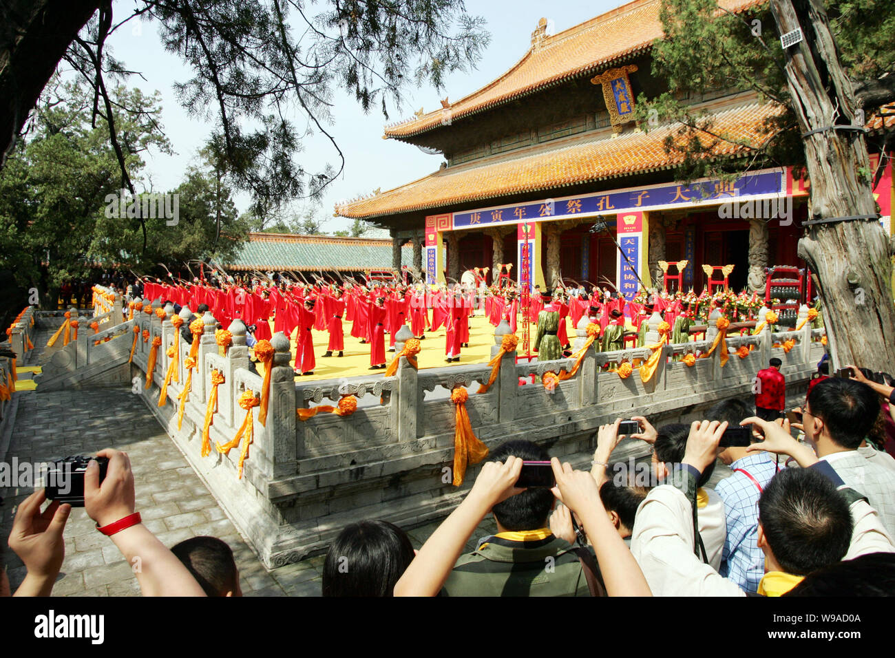 Tourists take photos of entertainers wearing ancient Chinese costumes ...