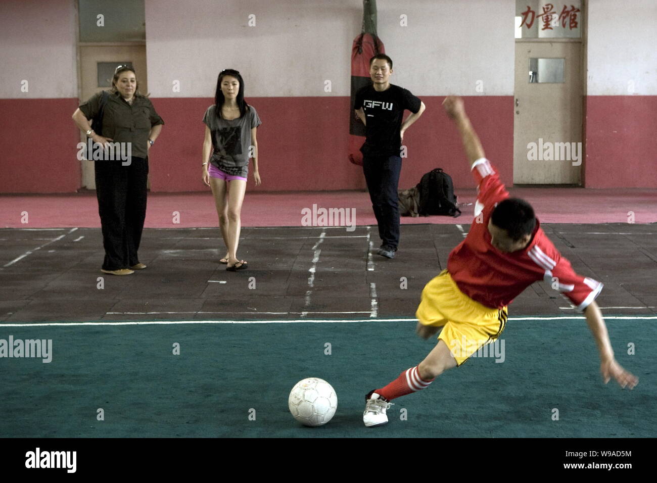 Kick a football hi-res stock photography and images - Alamy