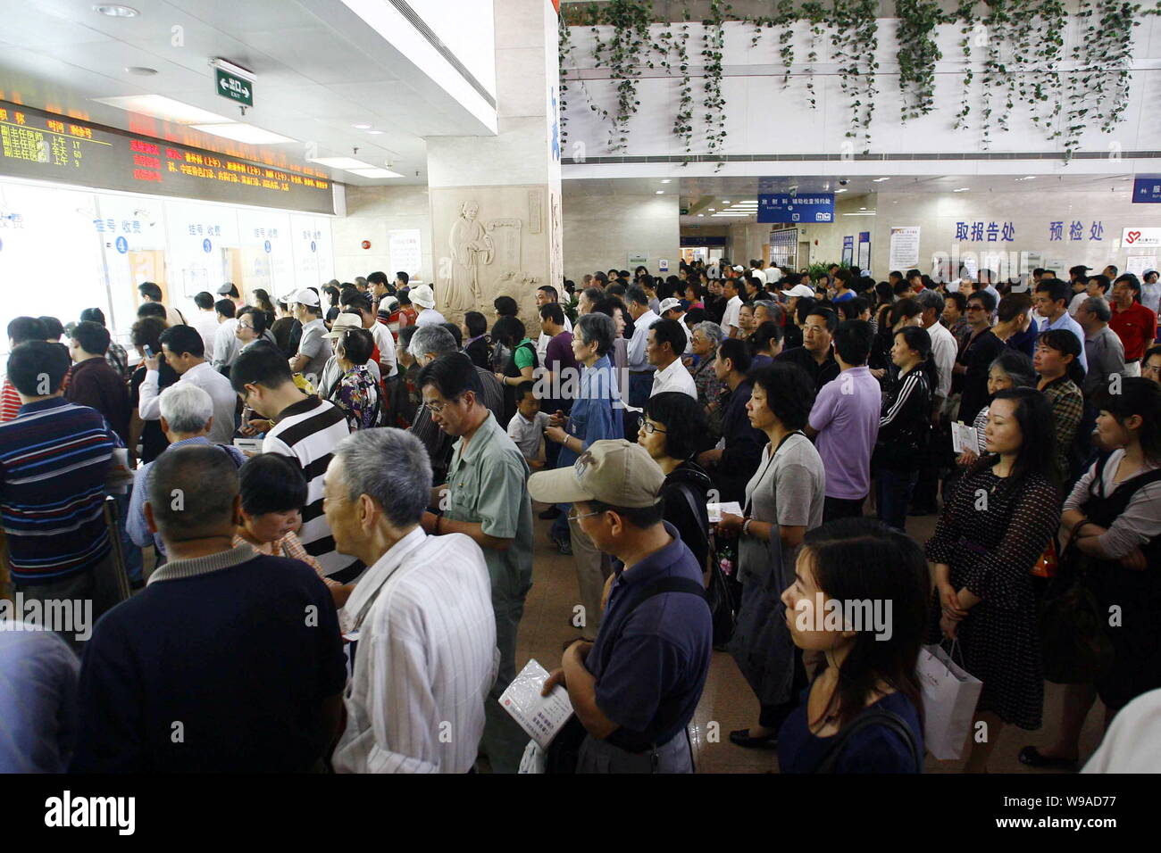 --FILE--Crowds of local Chinese residents queue up to register and pay ...