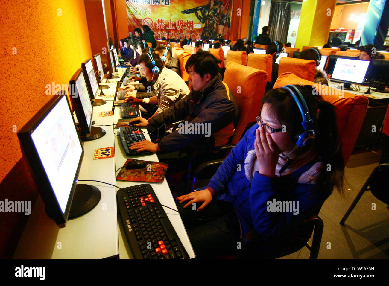 Cyber cafe china hi-res stock photography and images - Alamy