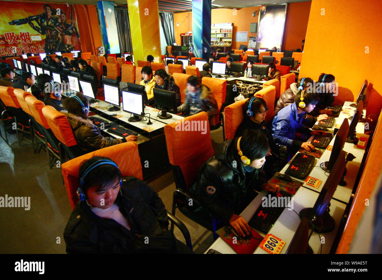 China gaming cafe hi-res stock photography and images - Alamy