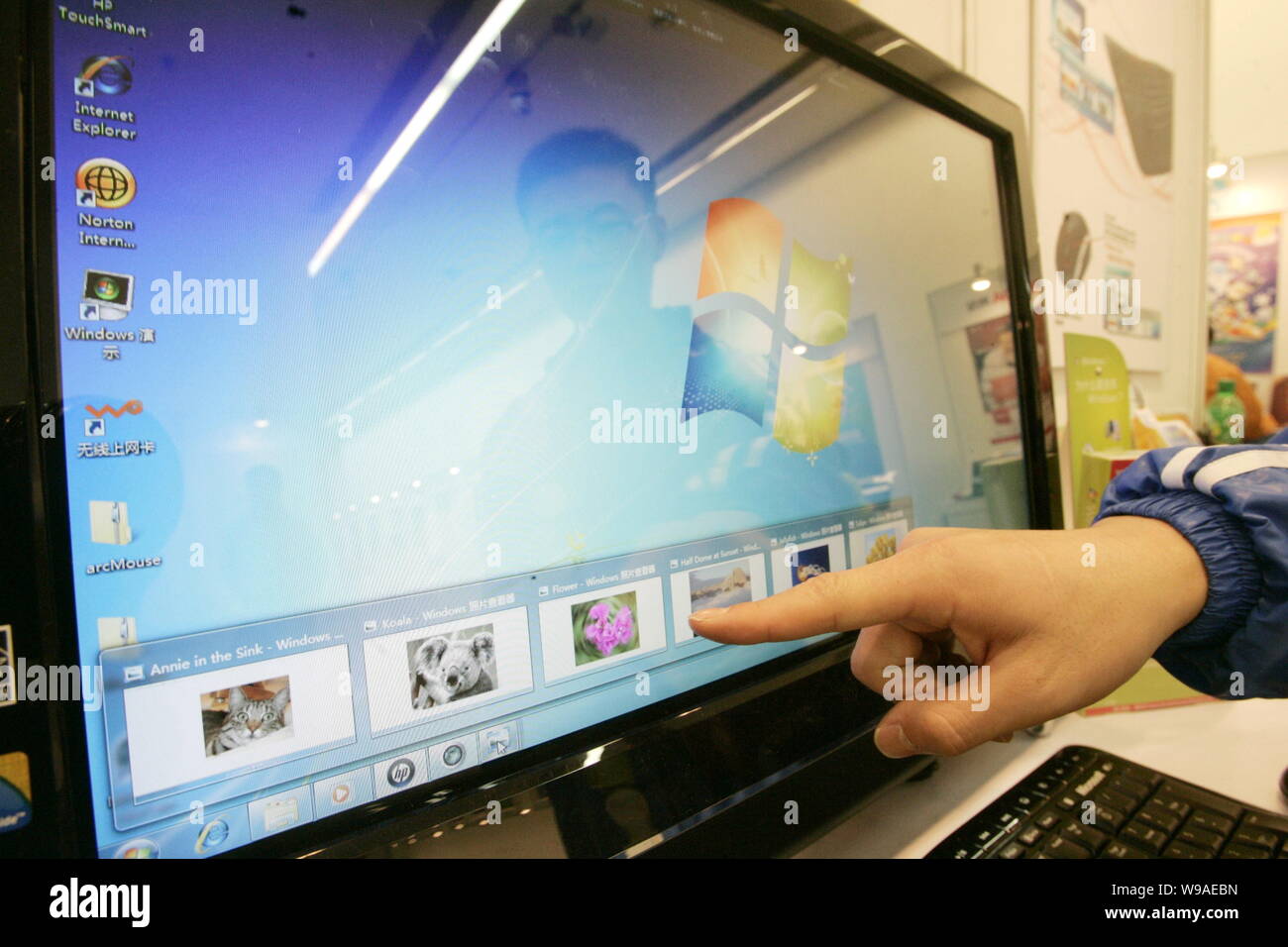 --FILE--A Chinese man tries Microsoft Windows 7 operating system during ...