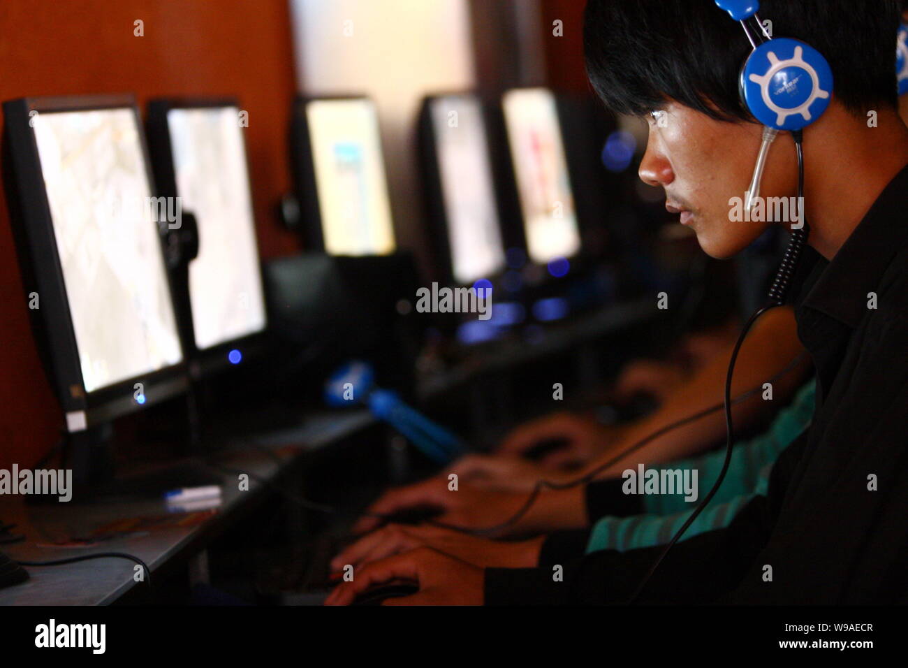 Cyber cafe china hi-res stock photography and images - Alamy