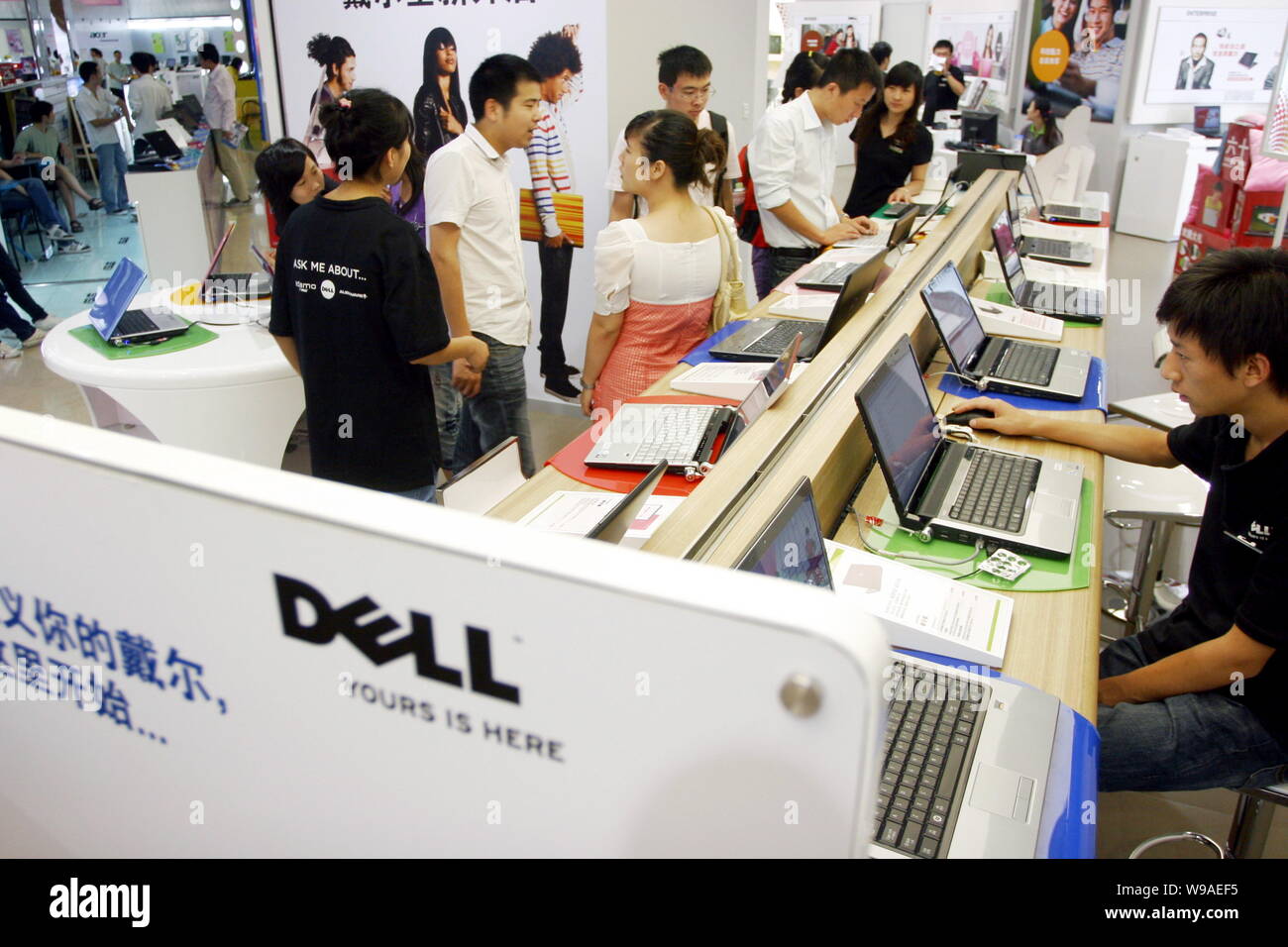 --FILE--Chinese customers shop for laptops at the Dell flagship store ...