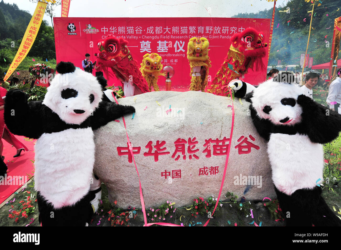 Performers in panda costumes hi-res stock photography and images - Alamy