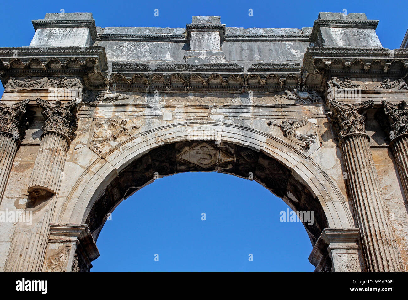 Monumental arc hi-res stock photography and images - Alamy