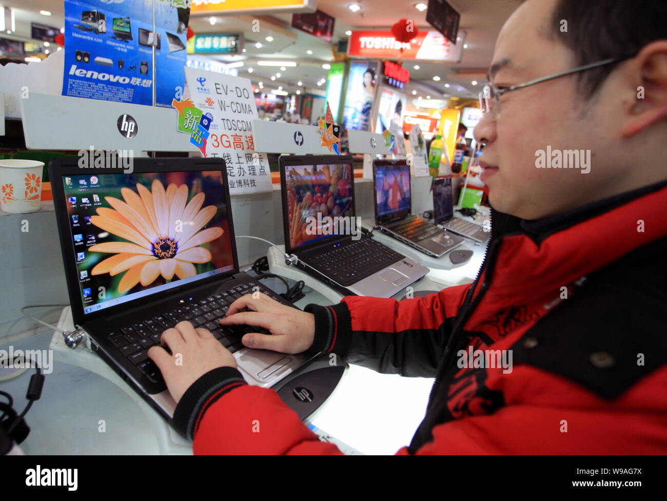 Hp laptop hi-res stock photography and images - Alamy