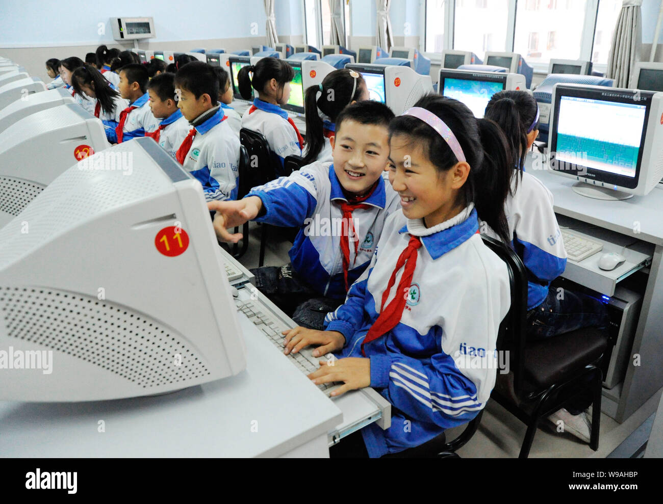 Primary school pupils using computers hi-res stock photography and ...