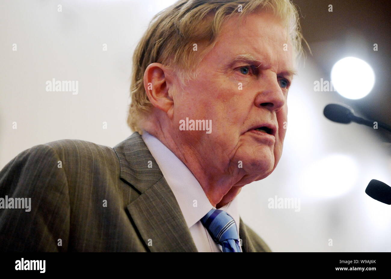 Robert Mundell, winner of the Nobel Prize in Economics in 1999 and ...