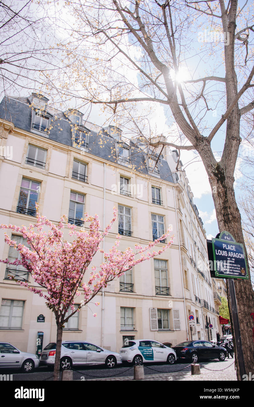 Parisian street signs hi-res stock photography and images - Alamy