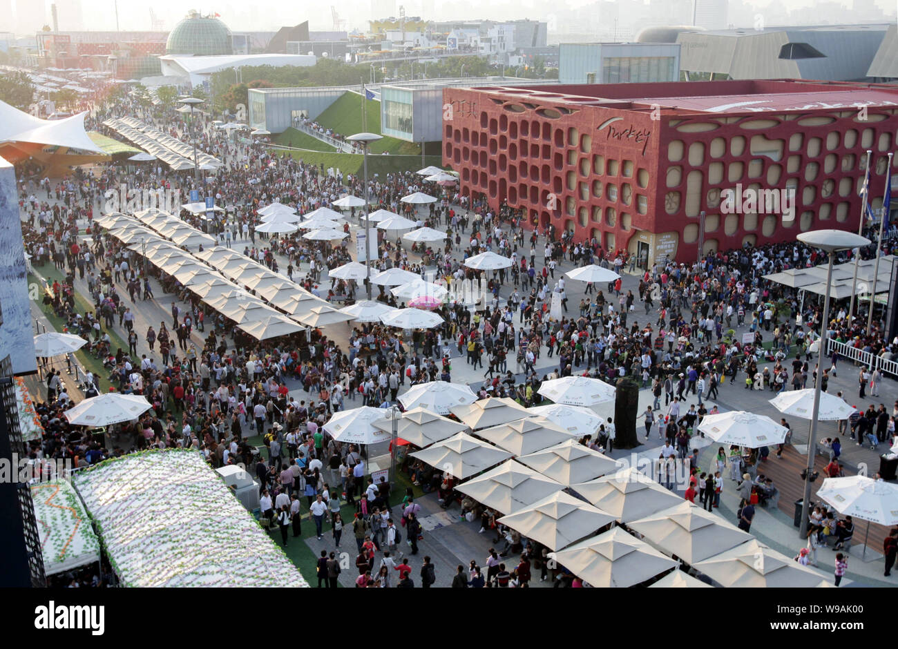 Visitors crowd the World Expo Park in Shanghai, China, 16 October 2010 ...
