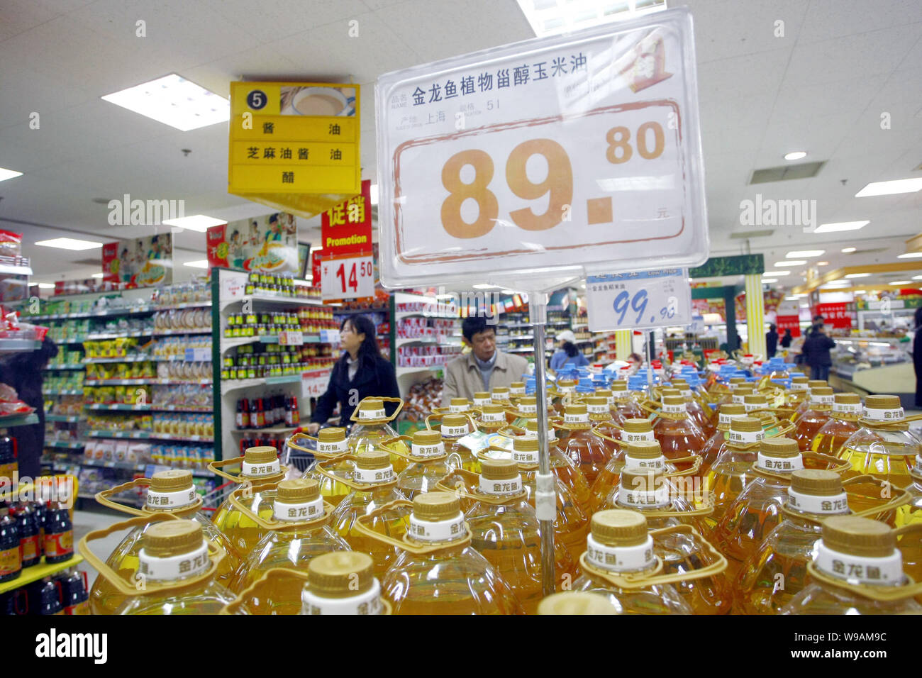 Chinese customers shop for cooking oil at a supermarket in Shanghai ...