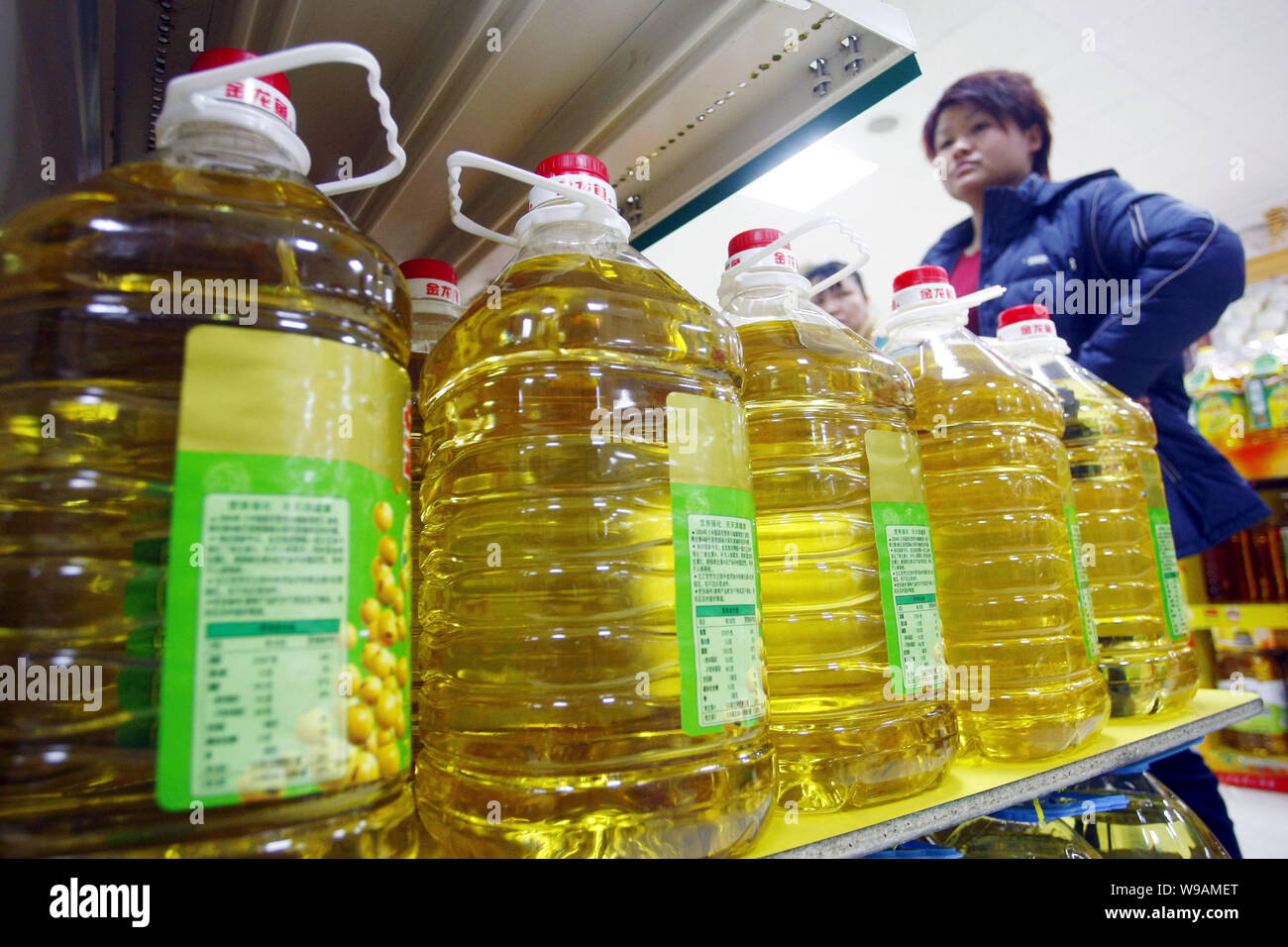 China cooking oil supermarket hi-res stock photography and images - Alamy