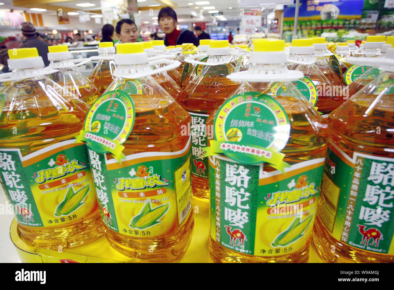 China cooking oil supermarket hi-res stock photography and images - Alamy