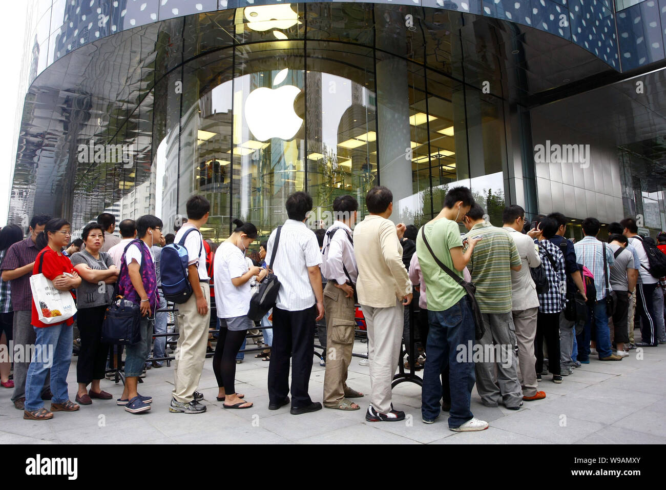 Chinese hong kong queue enter hi-res stock photography and images - Alamy