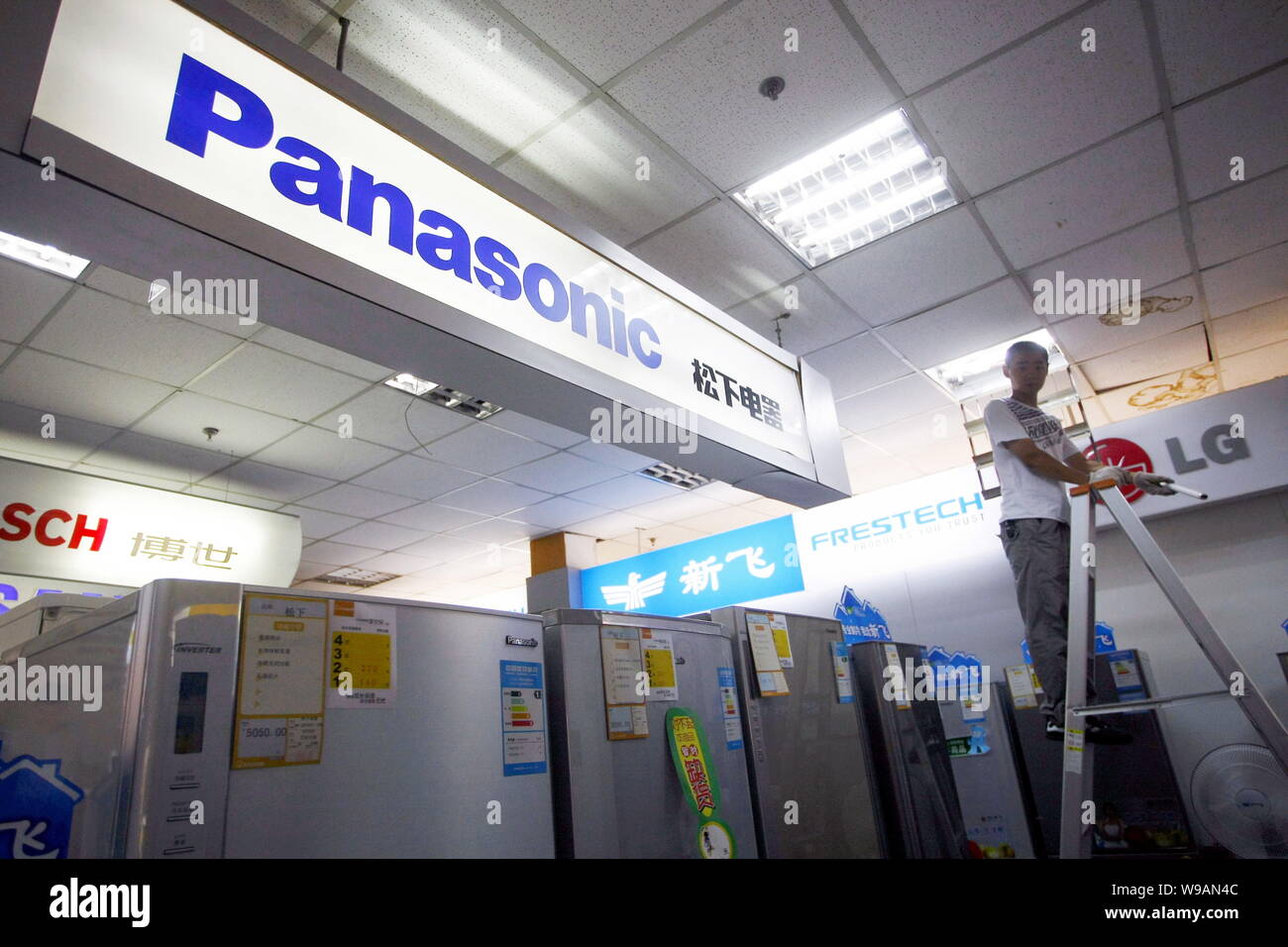 Panasonic electronics store hi-res stock photography and images - Alamy