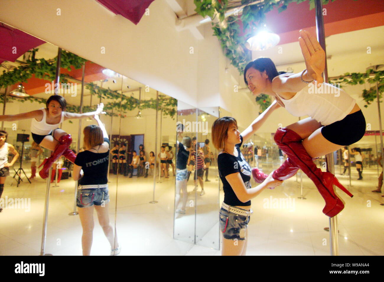 Pole dance woman men hi-res stock photography and images - Alamy