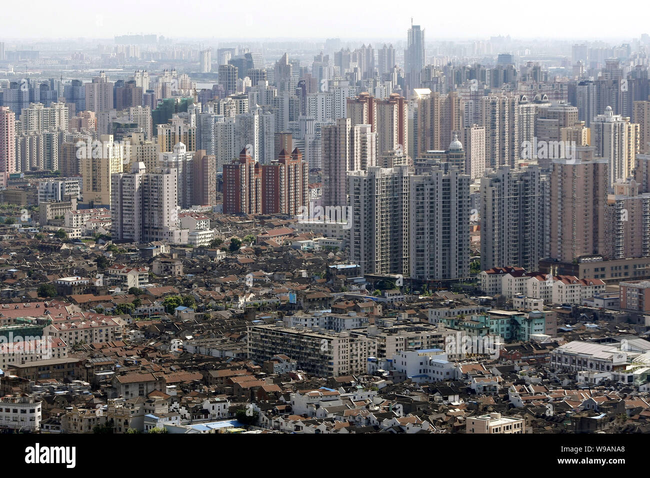 China shanghai high rise apartment hi-res stock photography and images ...