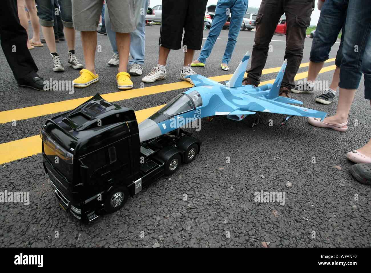 Chinese aeromodellers look at a model of the Su-34 (Su34) fighter ...
