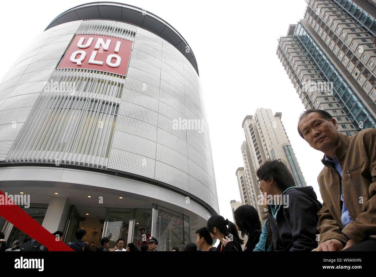 --FILE--Chinese customers queue up to enter the newly-opened Uniqlo ...