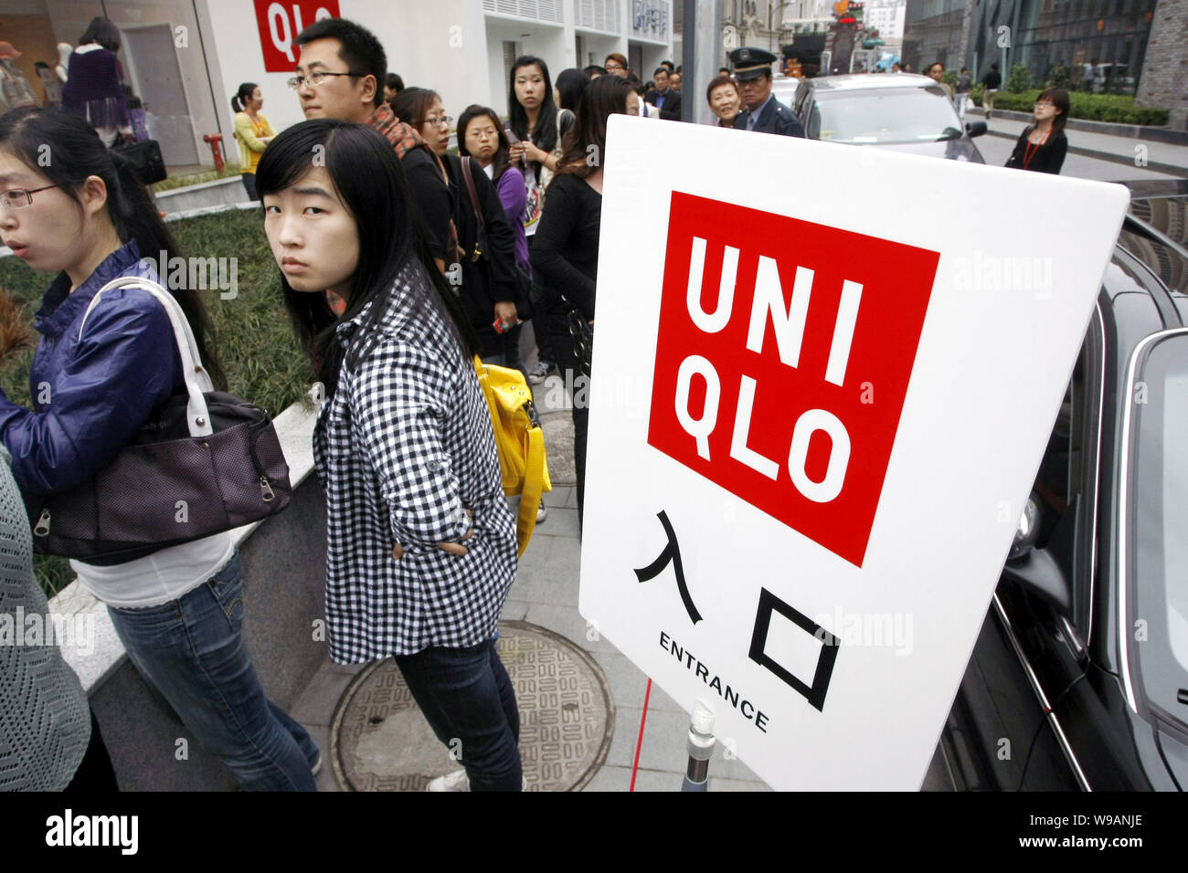 --FILE--Chinese customers queue up to enter the newly-opened Uniqlo ...