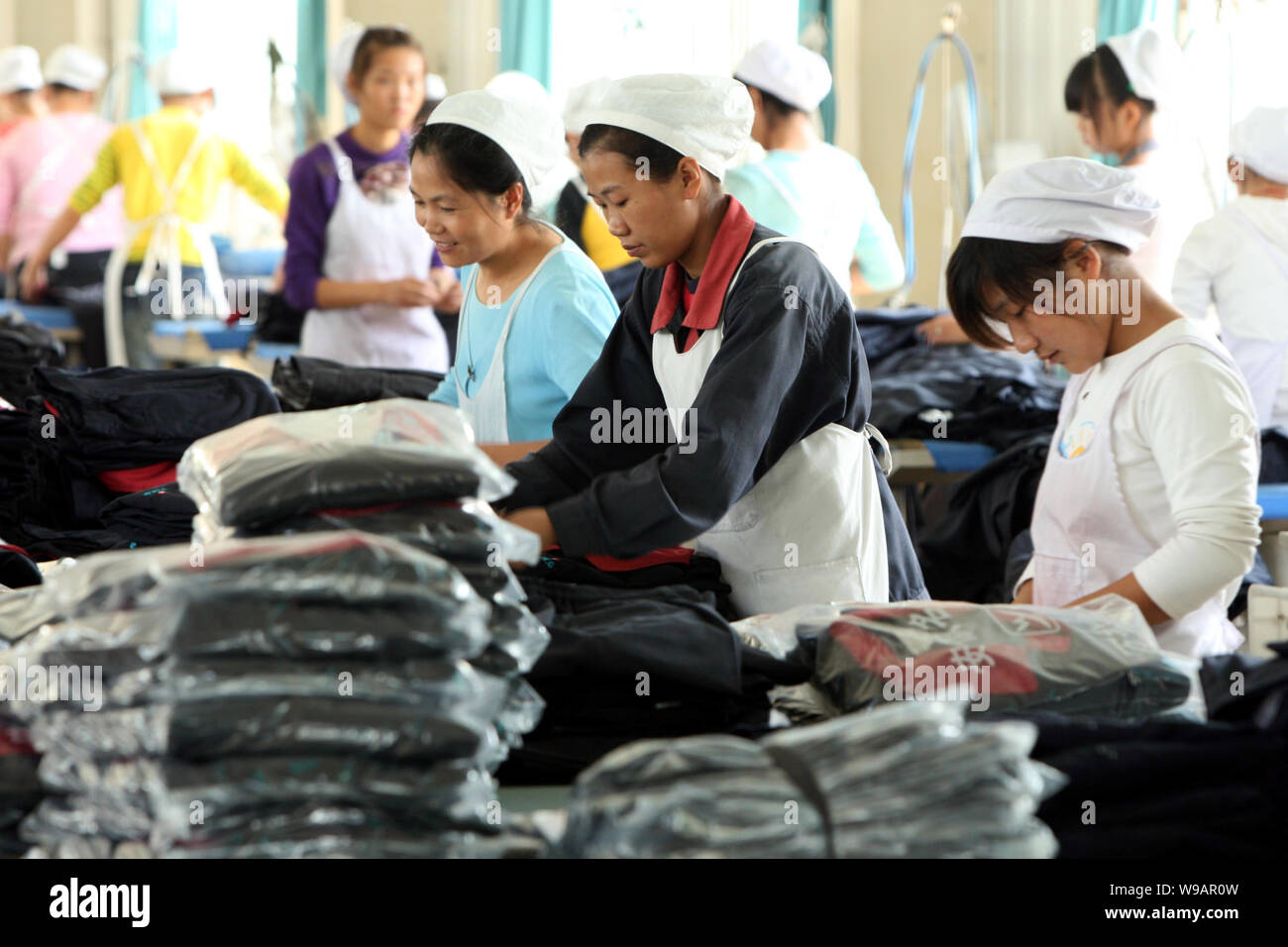 Female Chinese factory workers manufacture clothes to be exported to ...