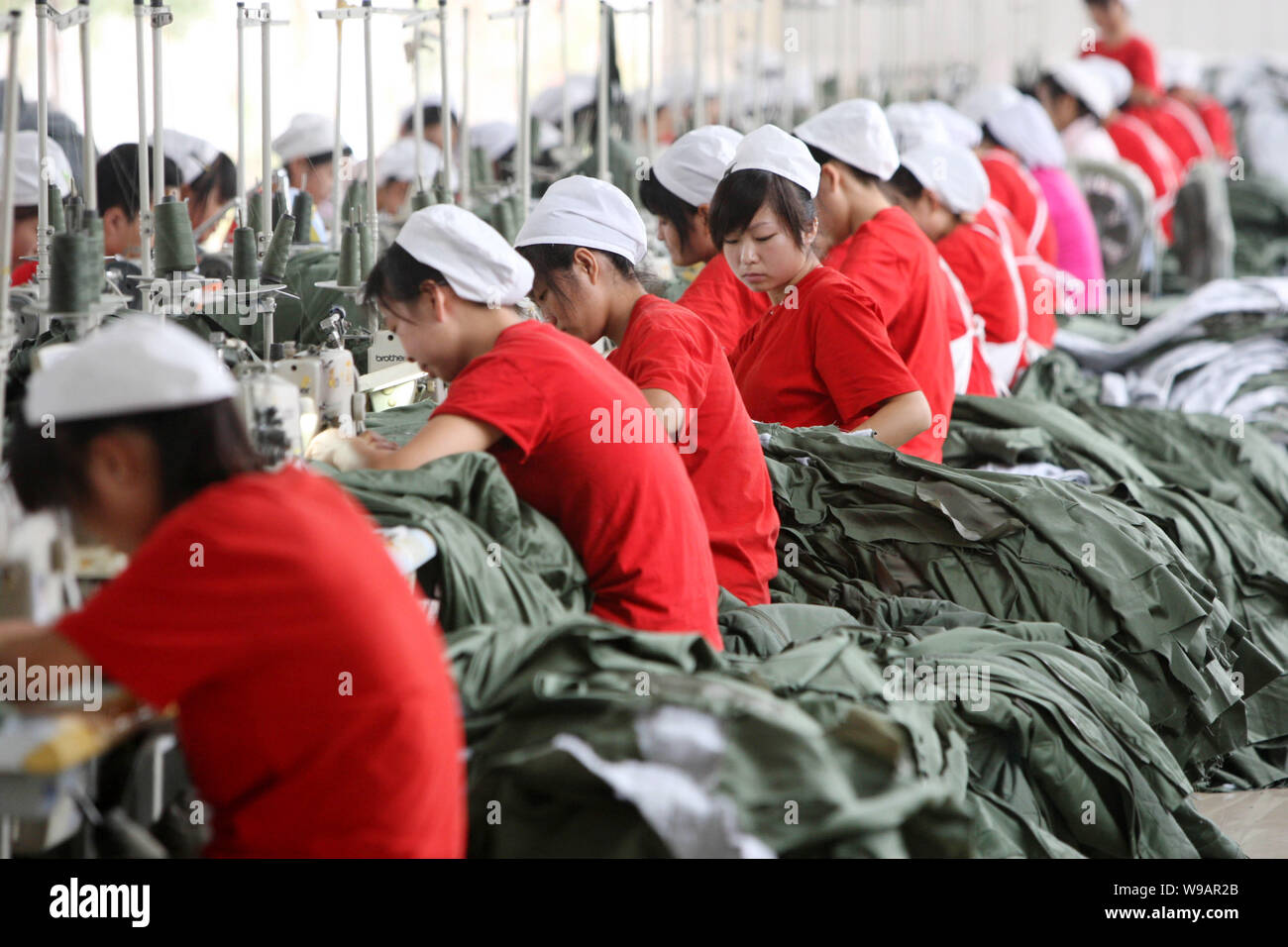 Female Chinese factory workers manufacture clothes to be exported to ...
