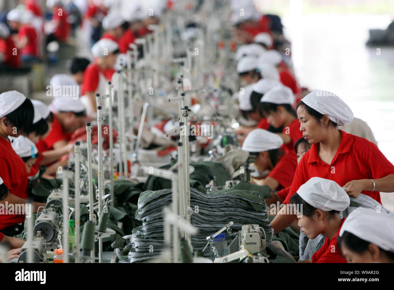 Female Chinese factory workers manufacture clothes to be exported to ...