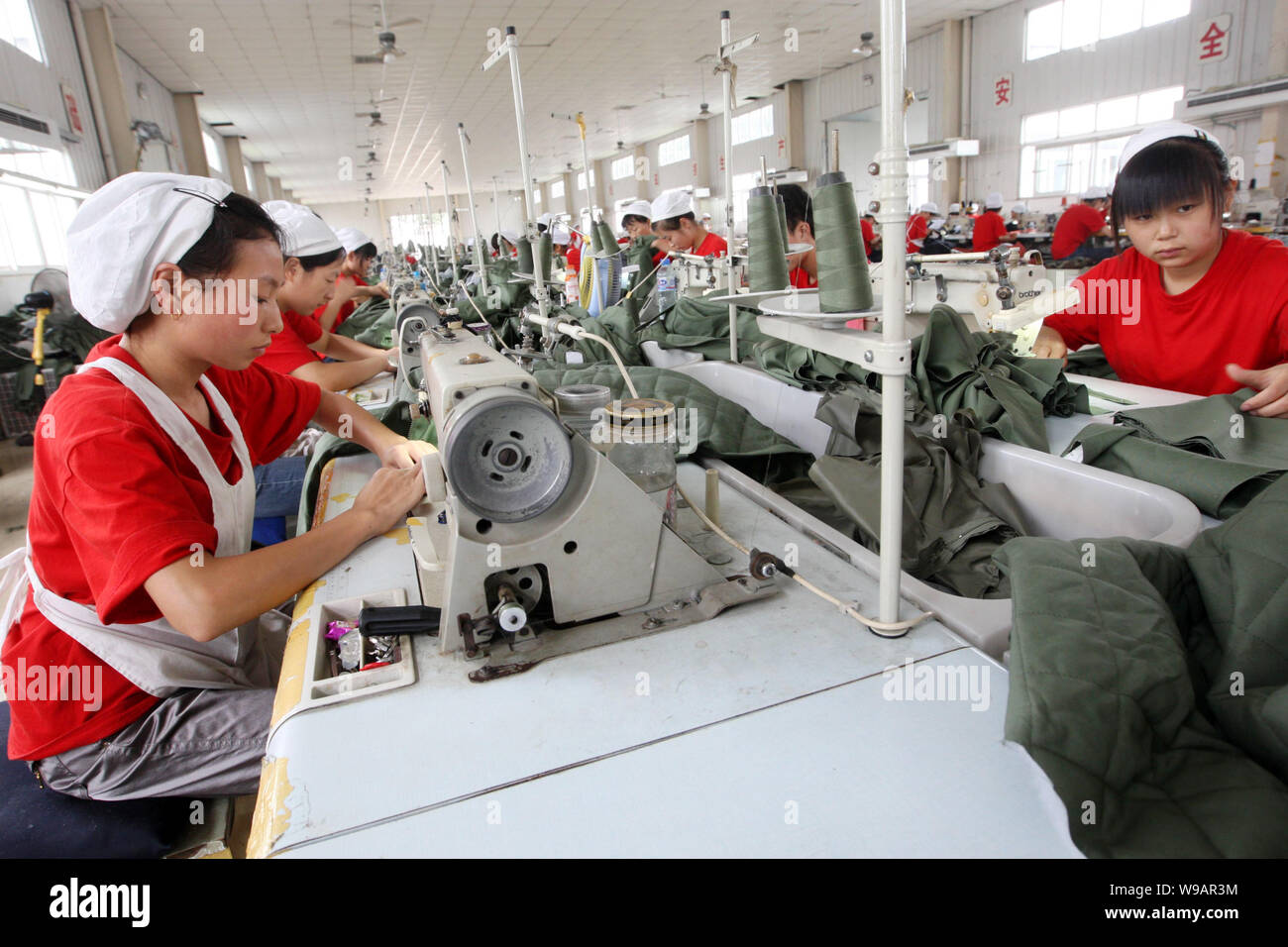 Female Chinese factory workers manufacture clothes to be exported to ...
