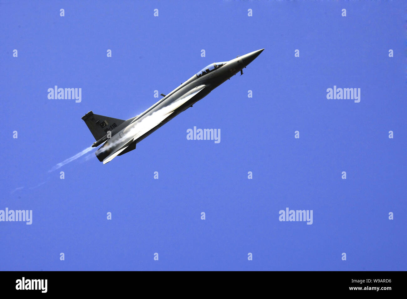 Lightweight jet fighter hi-res stock photography and images - Alamy