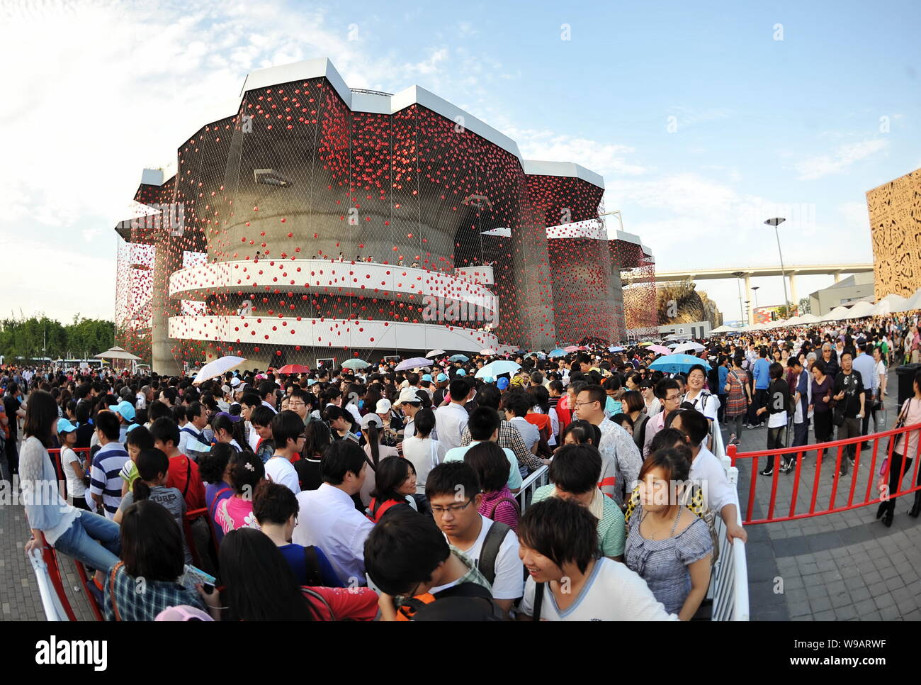 Crowds of visitors queue up to enter the Swiss Pavilion in the Expo ...