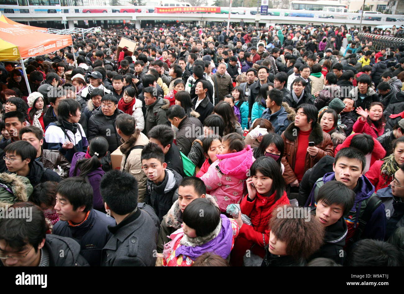 Crowds of Chinese passengers wait at the Nanjing Long Distance Bus ...