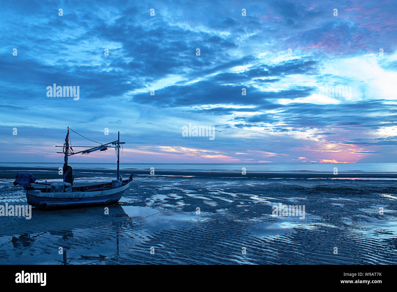 Beautiful morning light on sea hi-res stock photography and images - Alamy