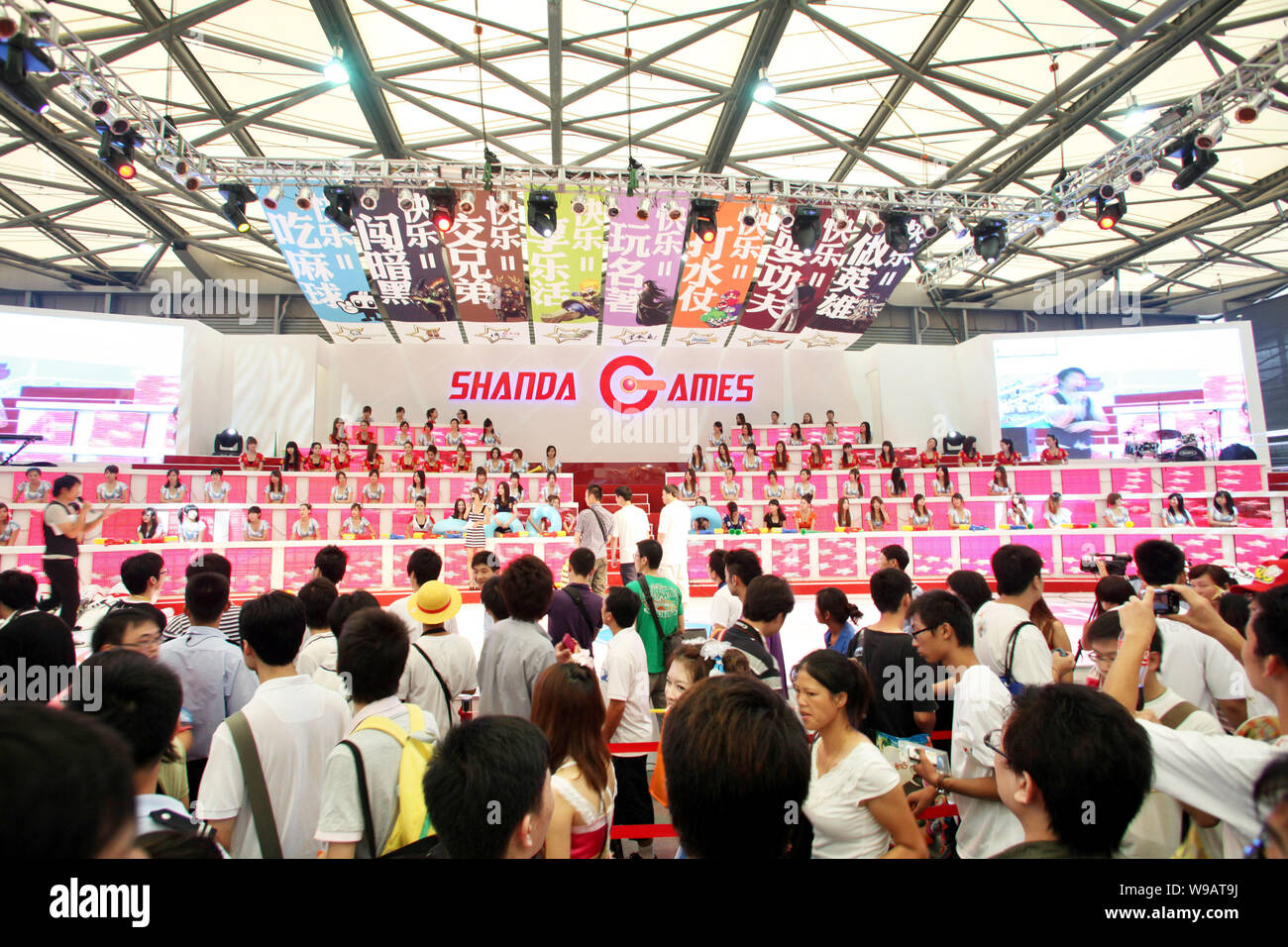 --FILE--Visitors crowd the booth of Shanda Games during the 8th China ...