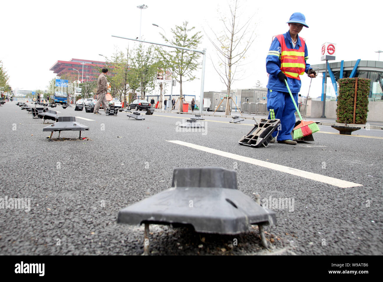 2 dismantling hi-res stock photography and images - Alamy