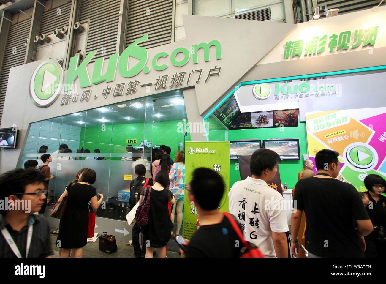 --FILE--Visitors crowd the stand of Ku6.com during the 8th China ...