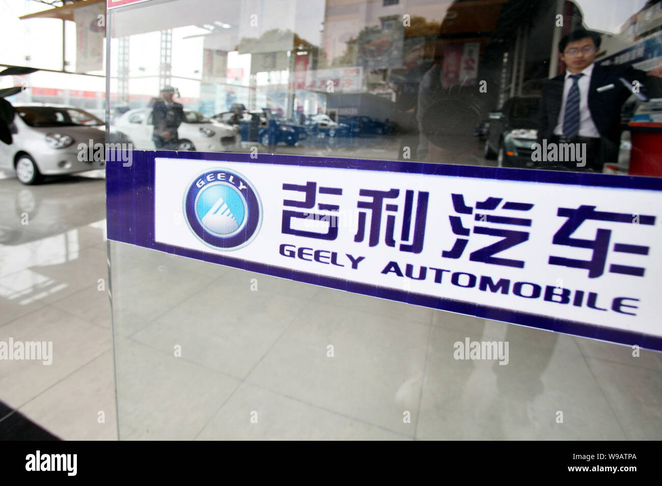 Group employees in auto hi-res stock photography and images - Alamy