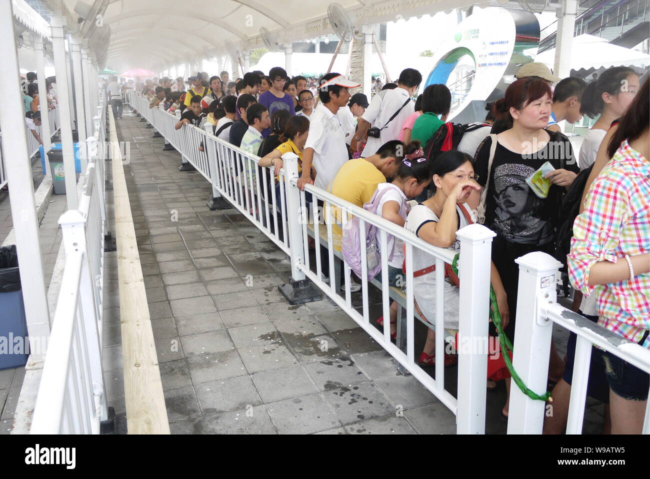 Crowds of visitors queue up at Expo park in Shanghai, China, August 12 ...